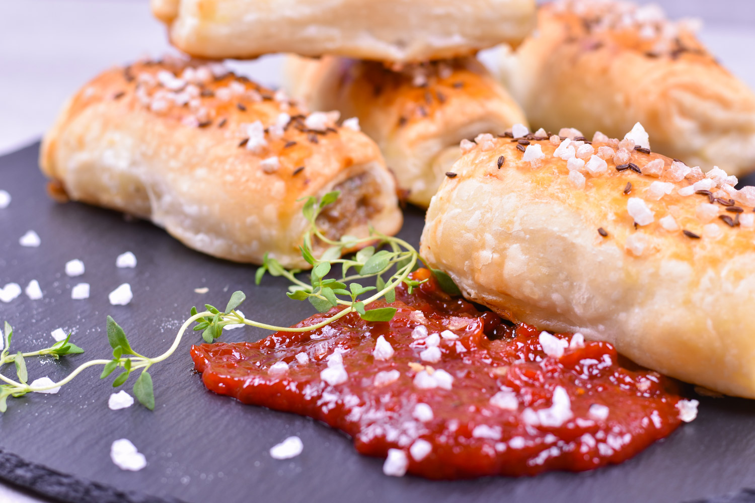 Mini záviny z listového těsta plněné masovou směsí podle Colina ...